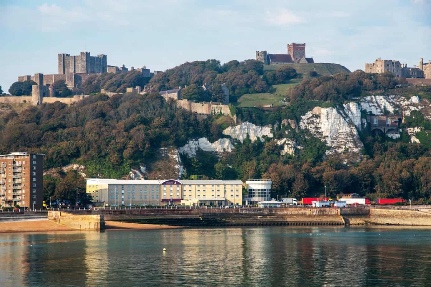 Dover: la ciudad de los acantilados blancos y un rico legado histórico