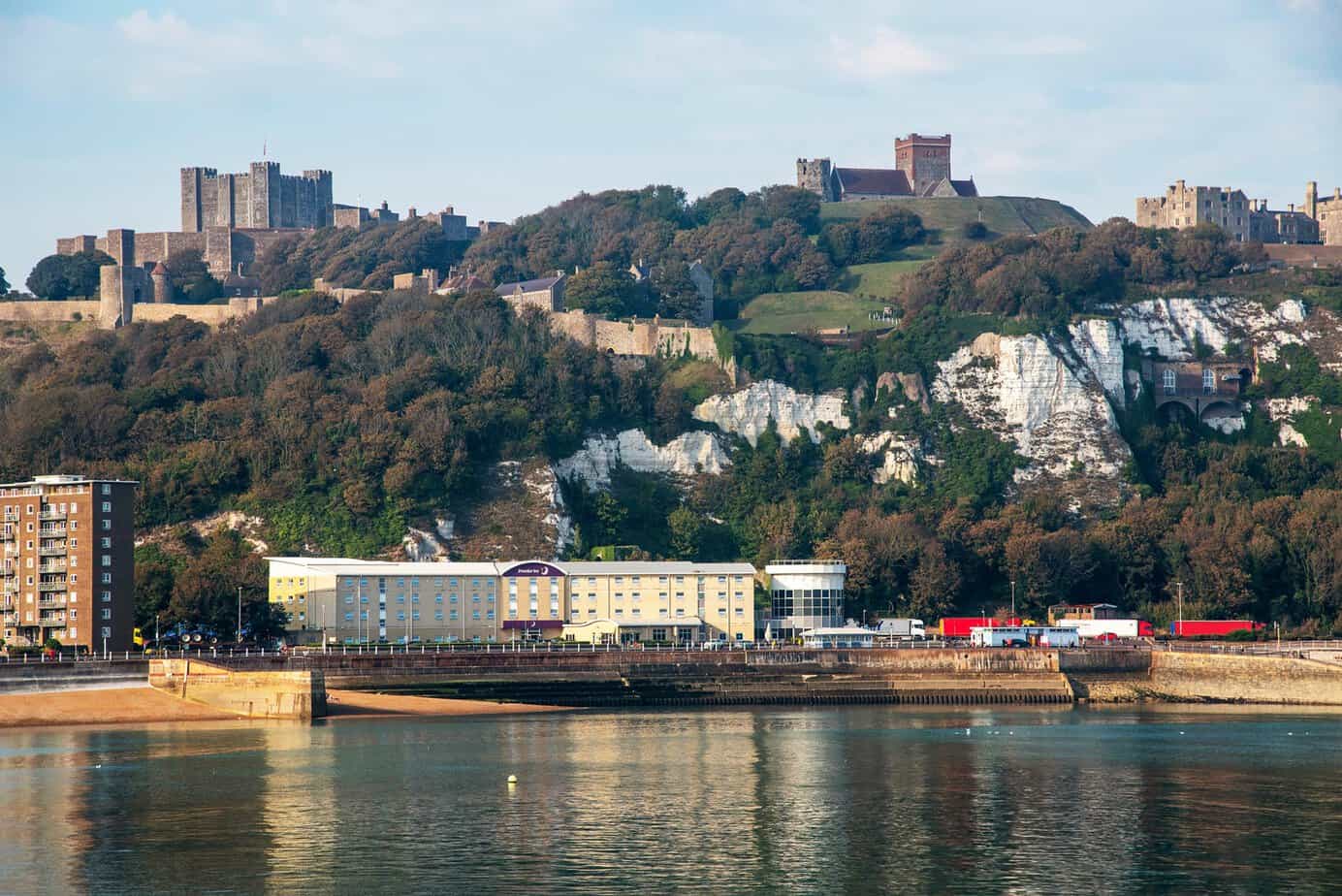 Dover: la ciudad de los acantilados blancos y un rico legado histórico